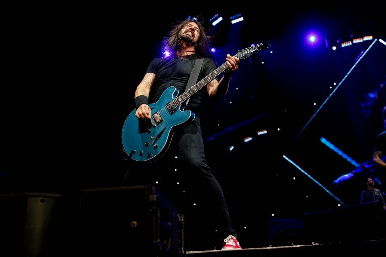 How to Dress Like Dave Grohl – PlayGuitarLive.com